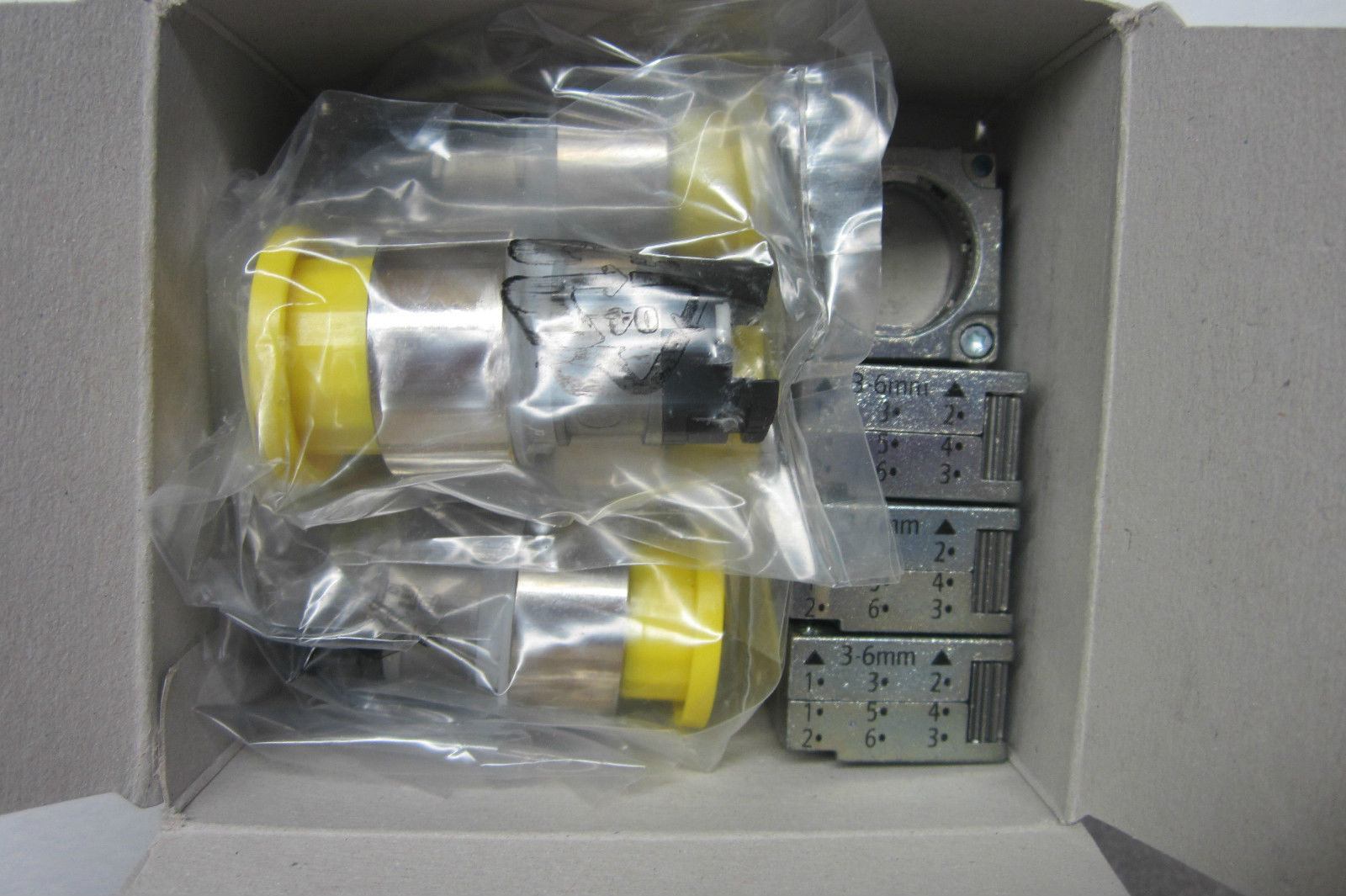 4 NEW SIEMENS 3SB3 500-1DA31 PUSHBUTTON 3SB35001DA31 - SB Industrial ...
