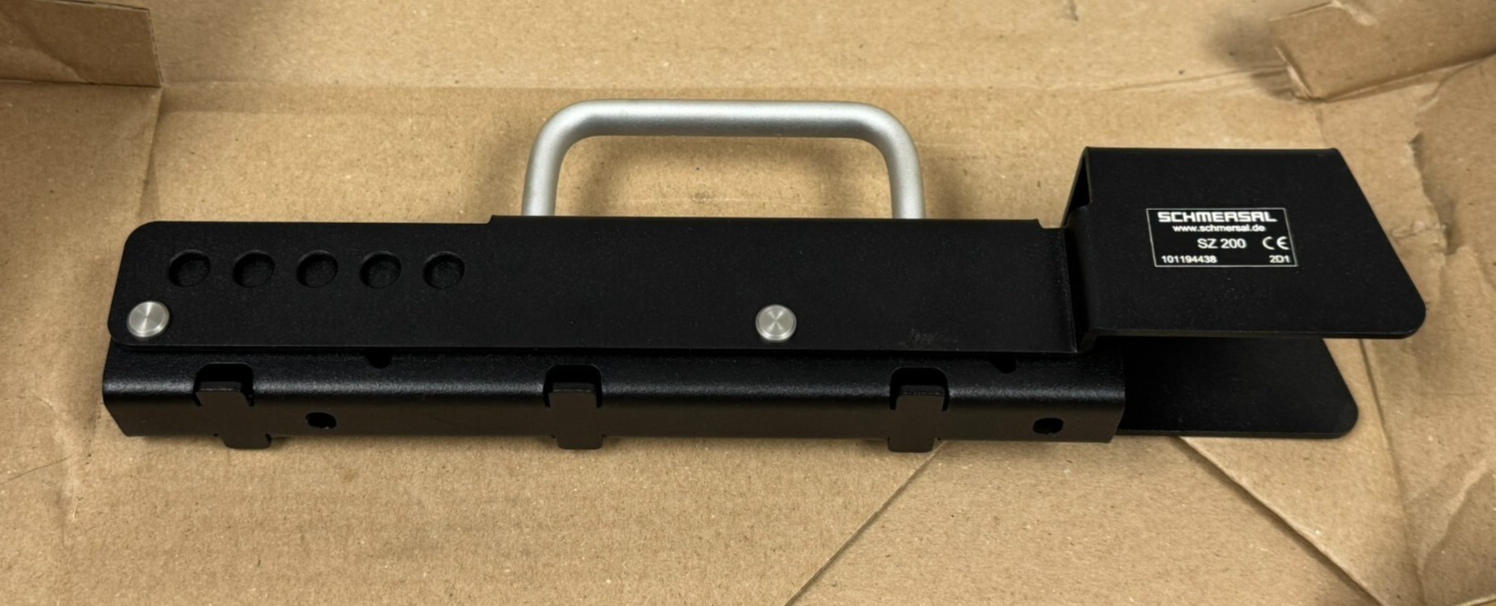 NEW SCHMERSAL 101194438 LOCK OUT HANDLE SZ200 - SB Industrial Supply, Inc.
